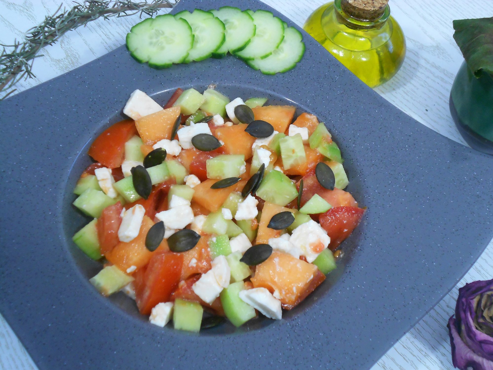 Salade de tomates, concombre, melon, feta - Nutri Bonheur